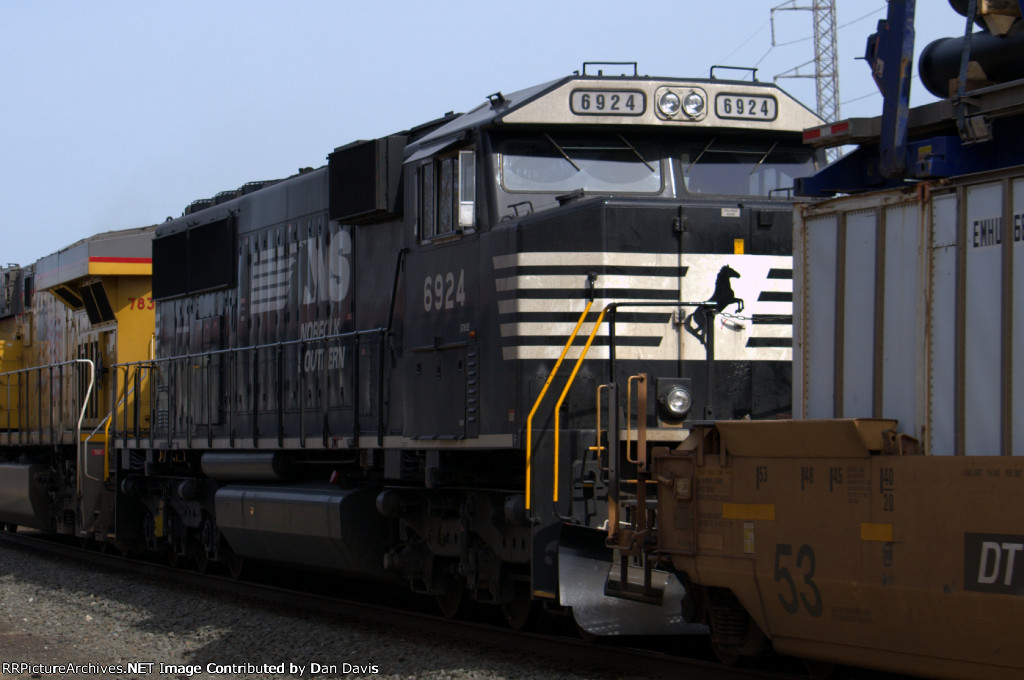 NS SD60E 6924 trails on 290